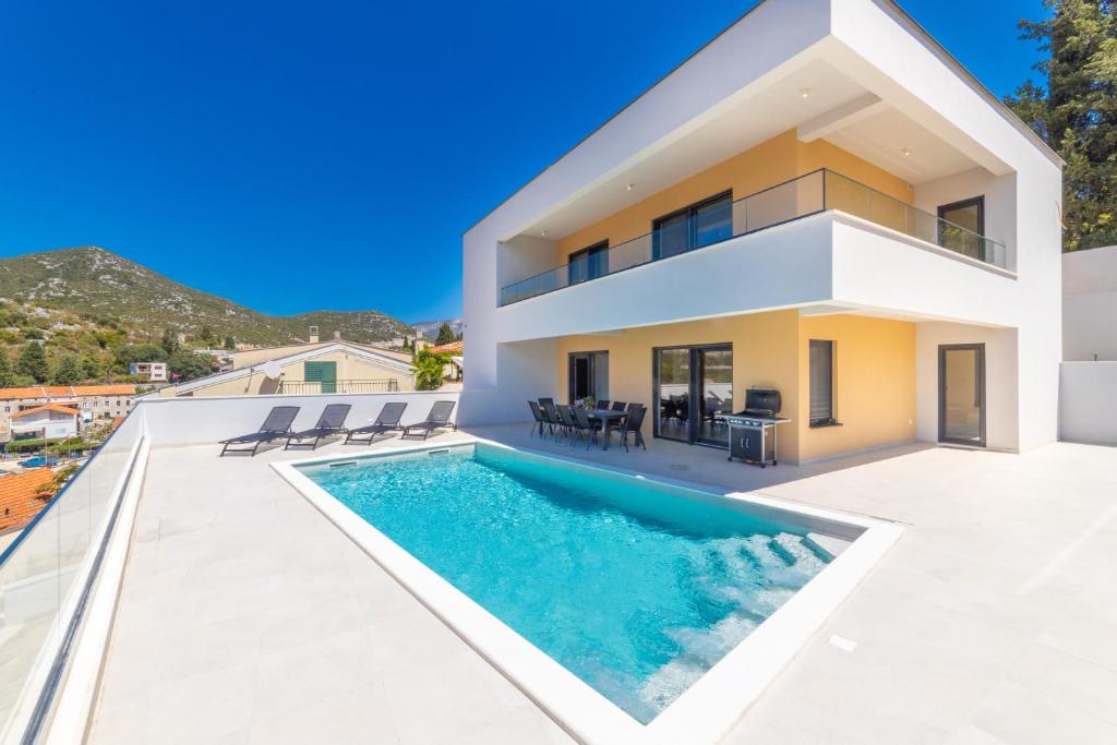 Familiy Villa Navis with heated pool, Rogotin (updated prices 2025)