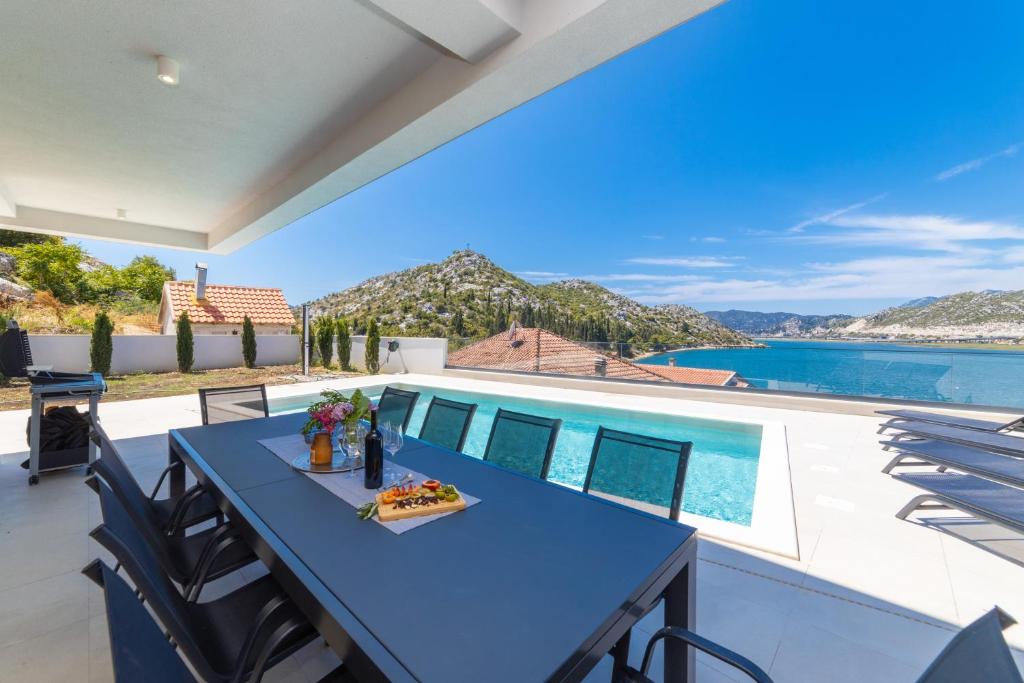 Familiy Villa Navis with heated pool, Rogotin (updated prices 2025)