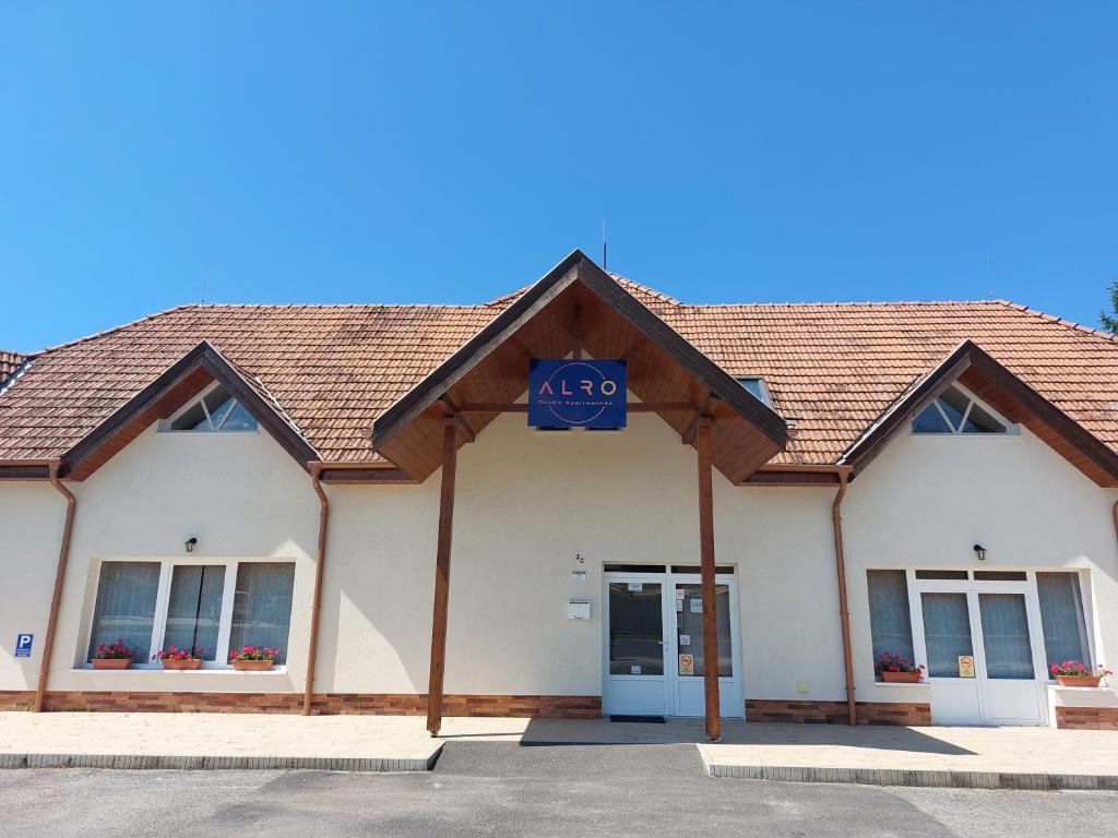 ALRO Stúdió Apartmanház, Balatonszárszó (updated prices 2026)