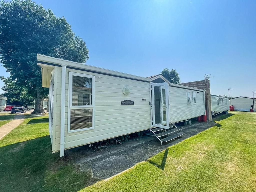 Lovely 6 Berth Caravan At Highfield Grange Near Clacton-On-Sea Ref ...