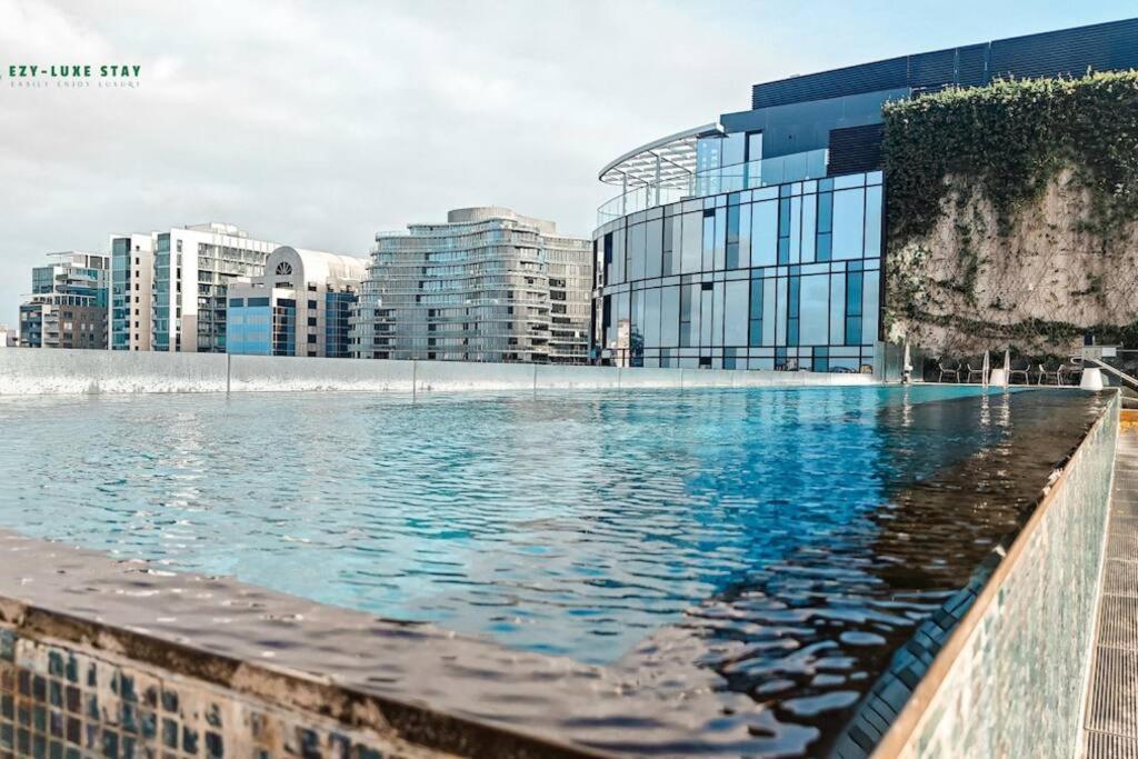 Elegant Apartment in Park with Rooftop Infinity Pool on St Kilda Road ...