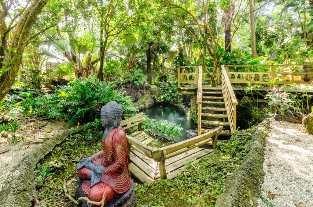 Serene Tiny House Retreat in Japanese Garden, Homestead (updated prices ...