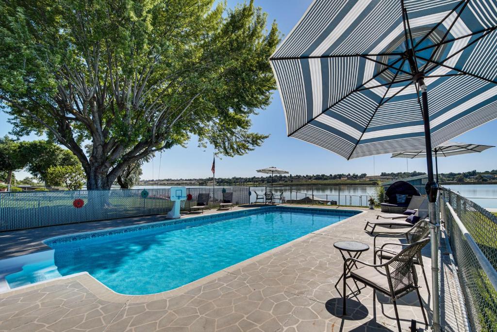Fish, Swim, Relax Moses Lake Gem with Outdoor Oasis, Moses Lake ...