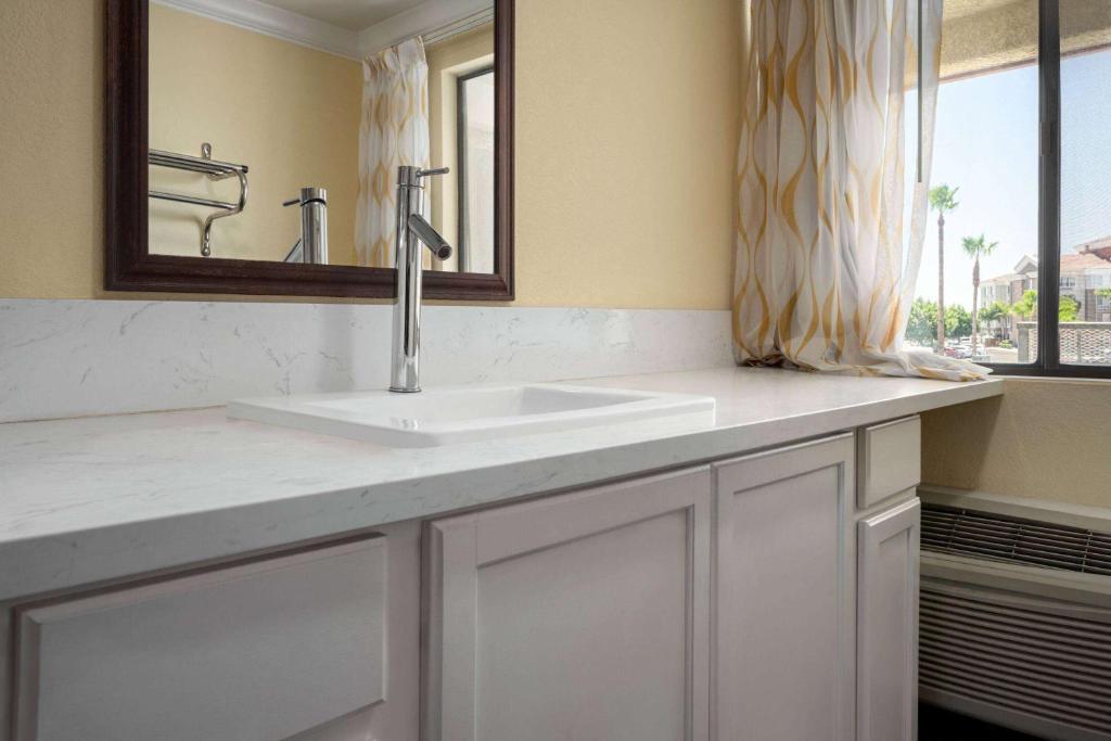 Days Inn by Wyndham Fresno South, Fresno (updated prices 2025)