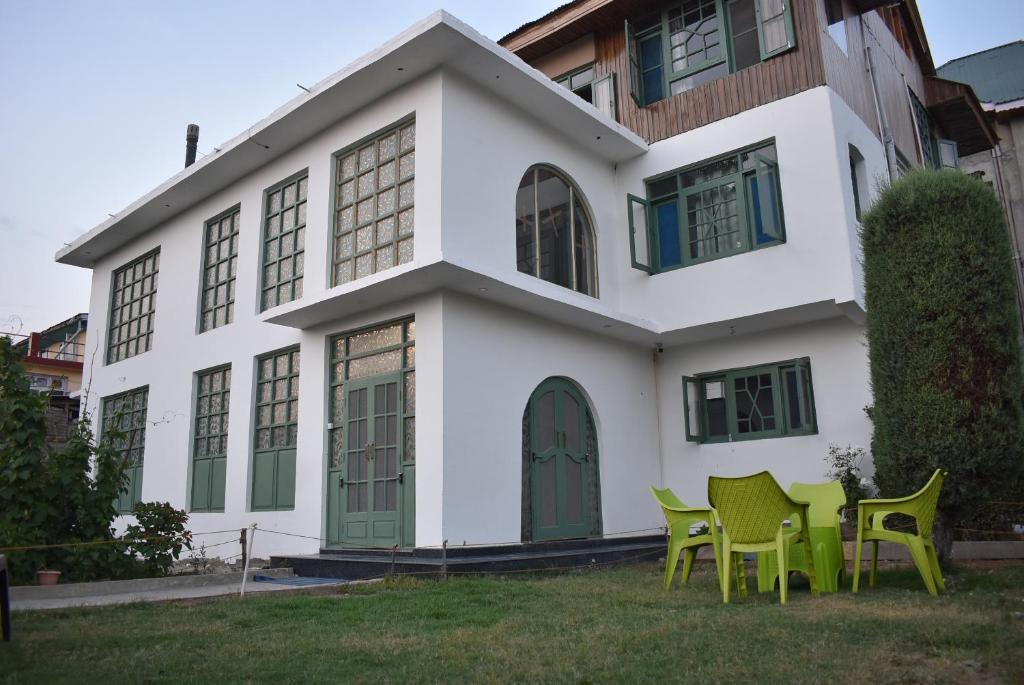 Musadiq Manzil, Srinagar (updated prices 2025)