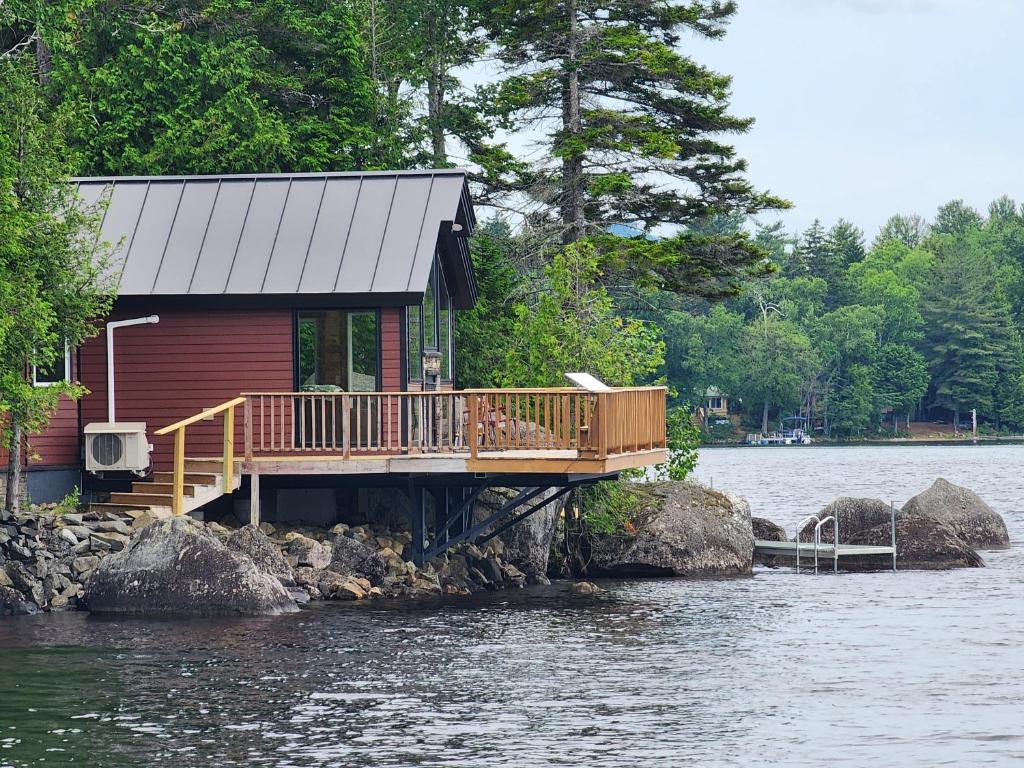 Luxurious and very private lake front cottage, Millinocket (updated ...