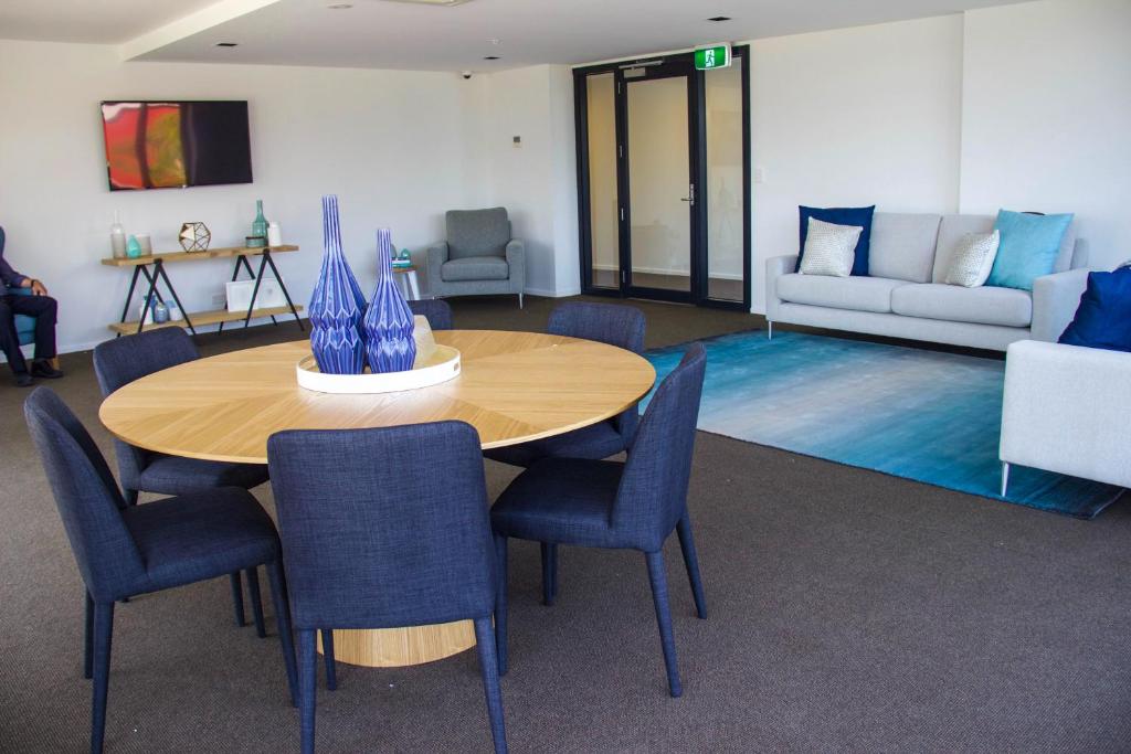 Synergy Broadbeach - Official, Gold Coast (updated prices 2025)