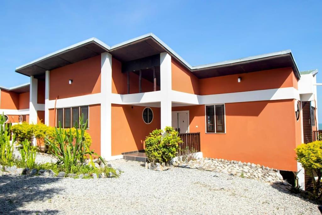 Super House with Panoramic Views and Housekeeper, Elmina (precios ...
