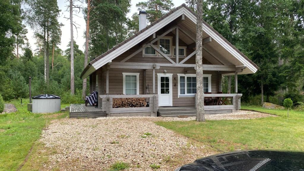 Merineitsi peamaja kahele saunaga, Tahkuna (updated prices 2026)