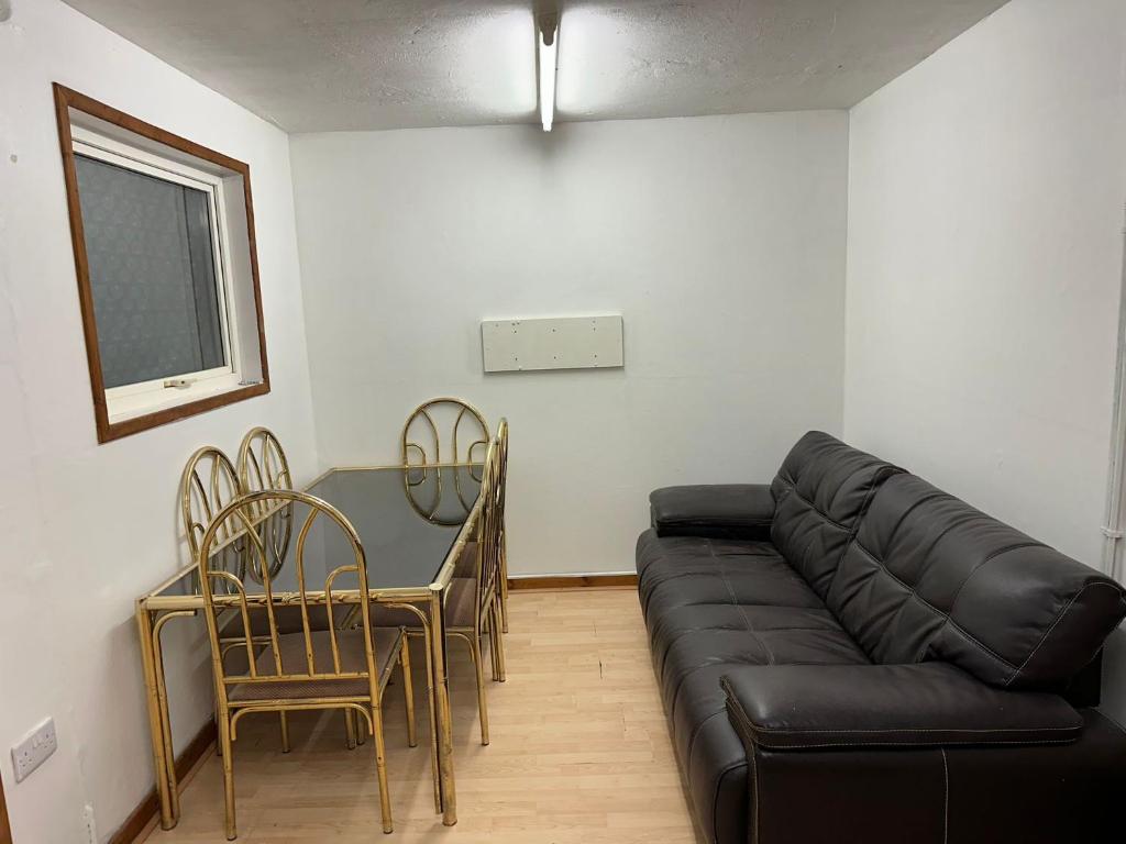 Pete's Palace, Overstone (updated prices 2026)