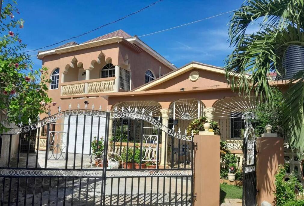 Blair's Vacay Home, Albert Arms (updated prices 2025)