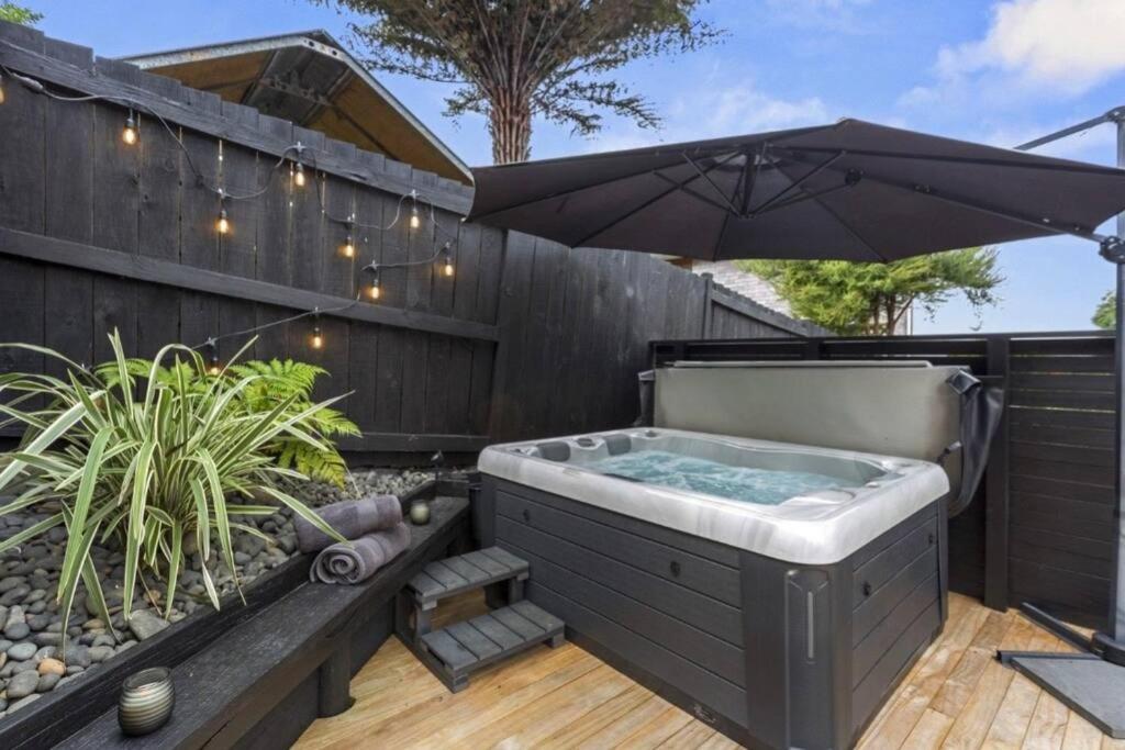 Walk to town, Private Bach with Hot Tub, Raglan (updated prices 2025)