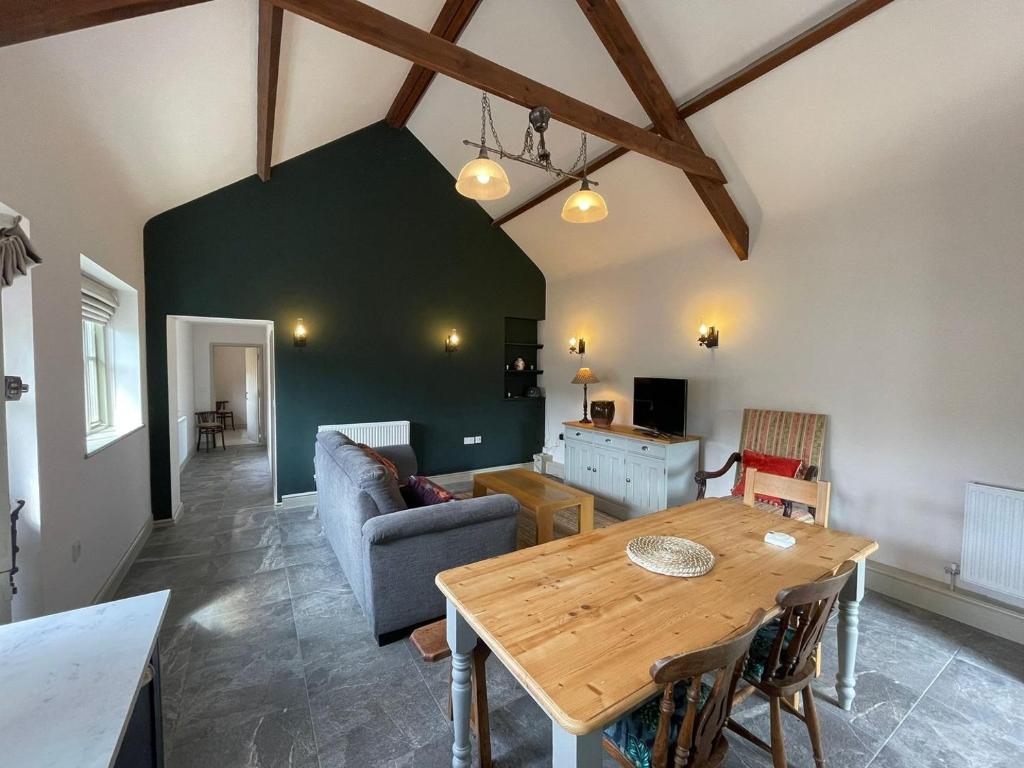 Spacious Farm House in Idyllic location, Cowbridge (updated prices 2025)