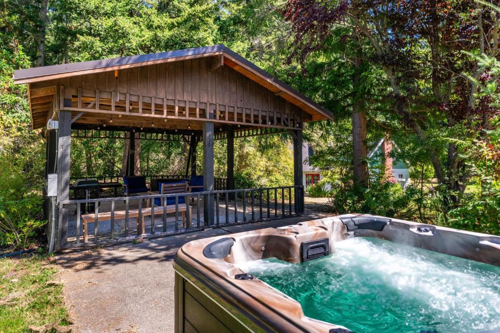 Serene 1 acre Camano Island Escape with Hot Tub, Camano (updated prices ...