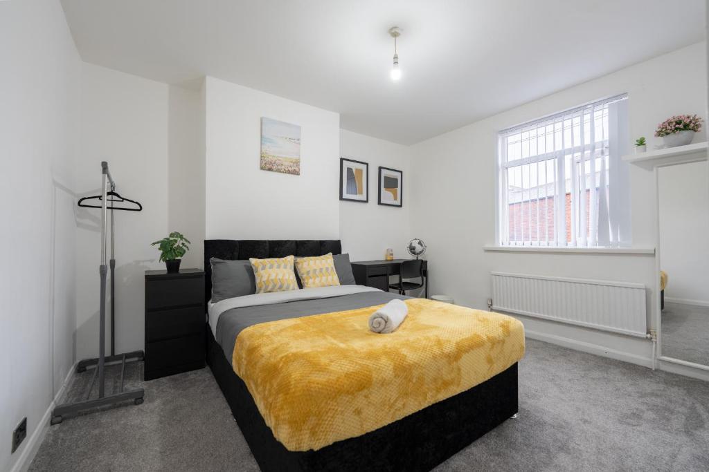 Spacious 5 bedroom house, Rochdale (updated prices 2025)