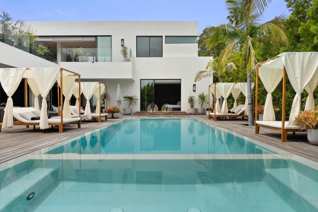 Impeccable Modern Mansion in Beverly Hills Flats, Los Angeles (updated ...