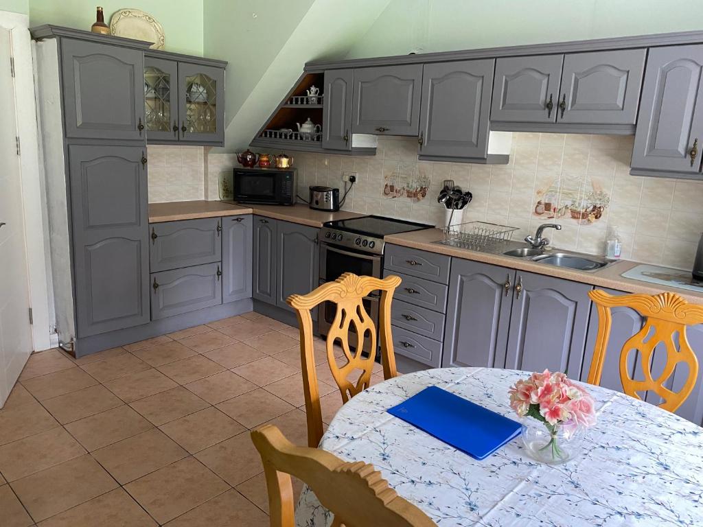 4 bedroom, 8 single beds, with free parking & wifi near new walkway ...