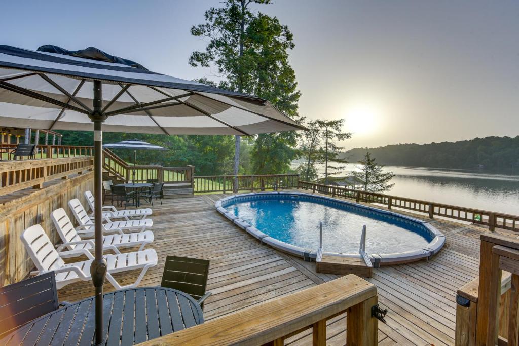 Lakefront Gladewater Retreat with Dock and Hot Tub!, Gladewater (updated prices 2024)