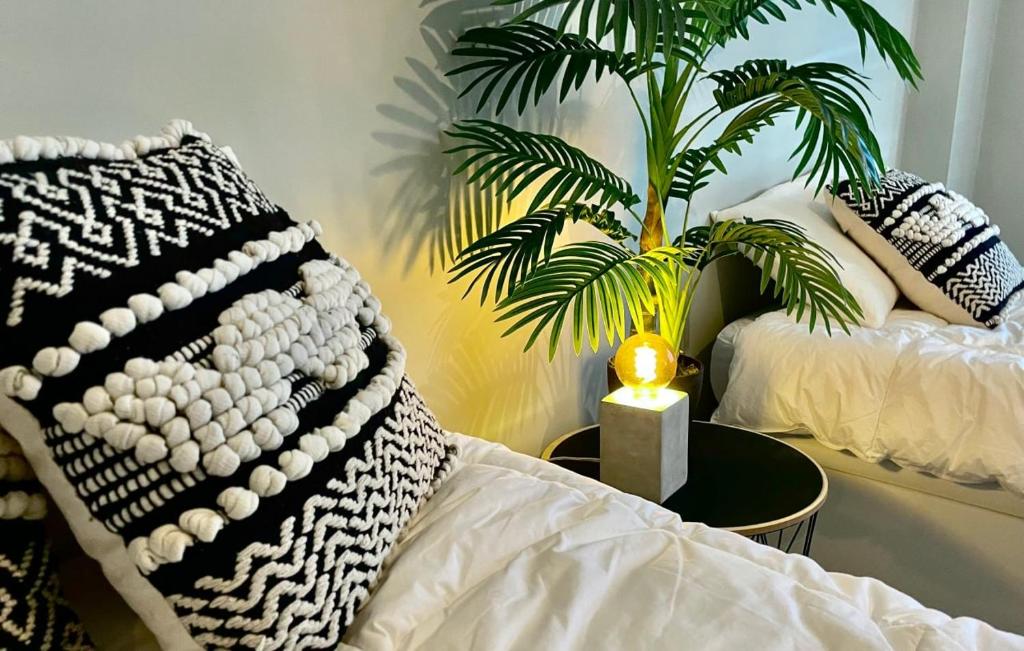 Twin Room -can be triple- with huge window, balcony, mountain and sea ...