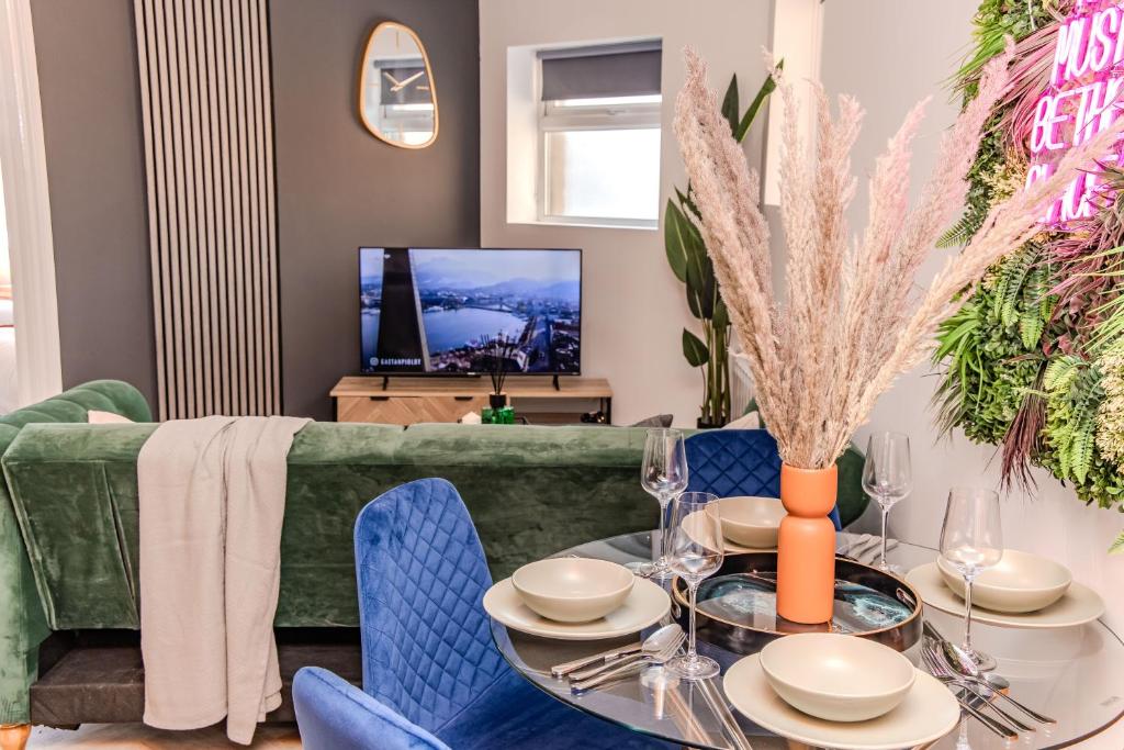Super Central 2 Bedroom Flat Next To Brighton Shopping Center & Beach ...