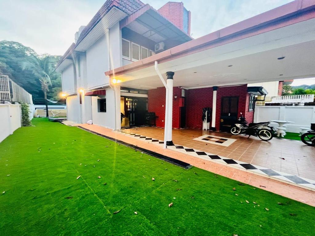 Botanical Retro-Cottage by StayCo - Riverview Pool , BBQ , PS4, George ...