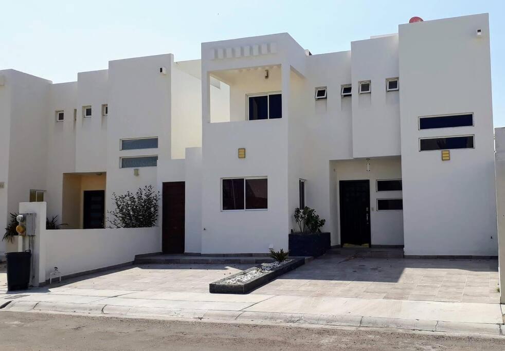 Amplia residencia con acceso privado, La Paz (tarifs actualisés, 2025)