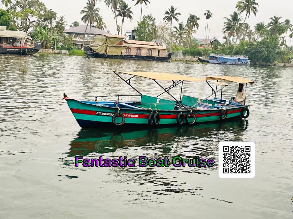 Shikara Boat Tour Alleppey Backwater Fantastic Boat Cruise, Alleppey ...