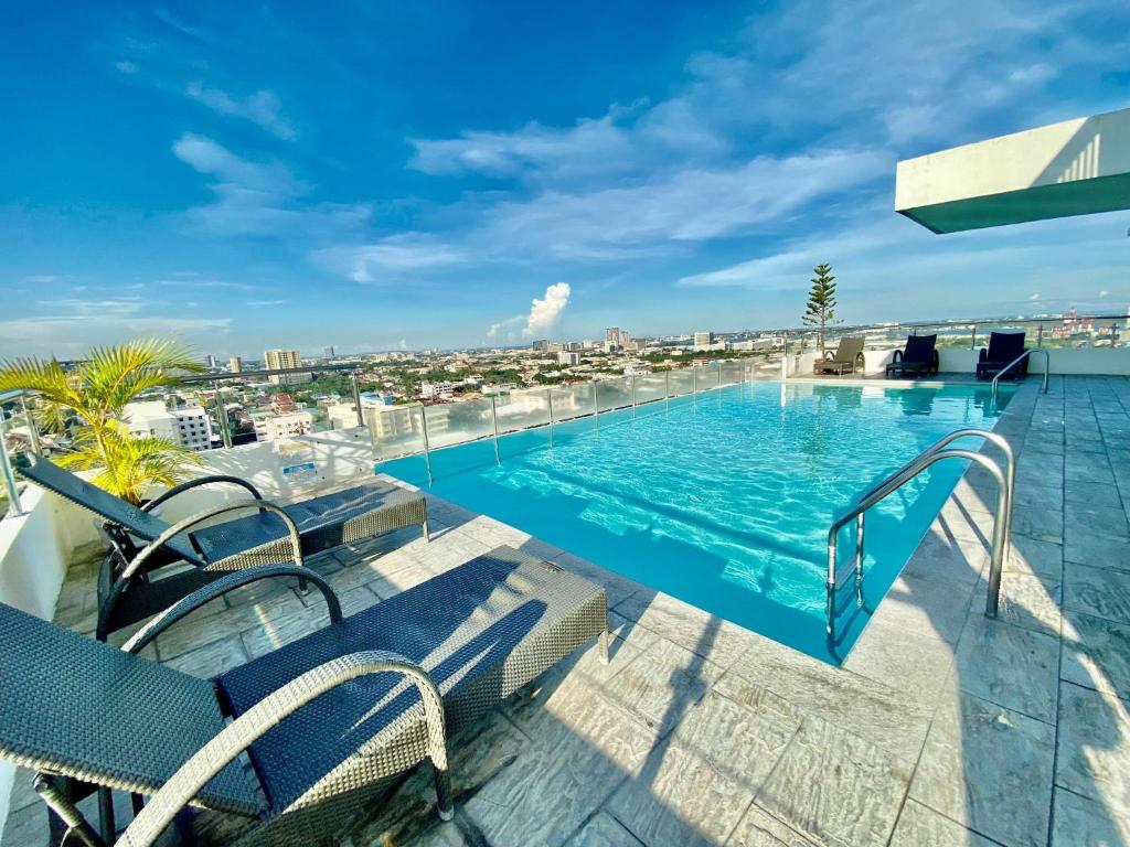 Family Stay for 10 with Pool Near Ayala and SM Cebu, Cebu City (updated ...