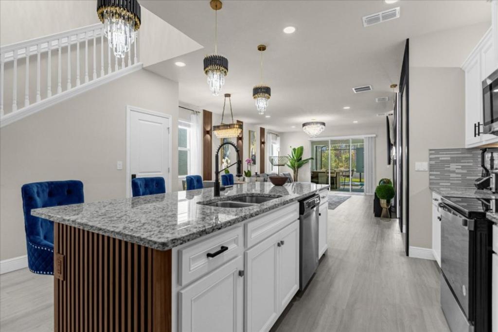 7 Bedrooms- 5,5 Bathrooms- Windsor Island 4420Kr, Davenport (updated ...