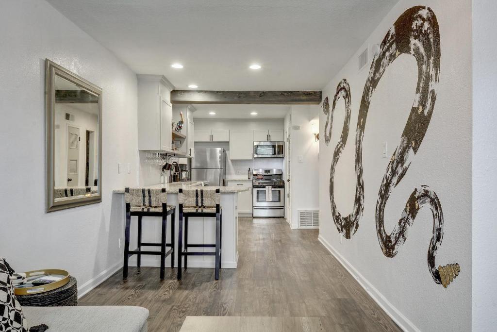 Artsy Space in Travis Heights with Shared Pool - Ash!, Austin (updated ...