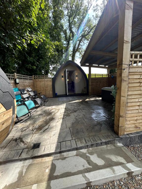 Paddock Pod - Sleeps 4 & Roofed Over Private Hot Tub & NEW SAUNA ...