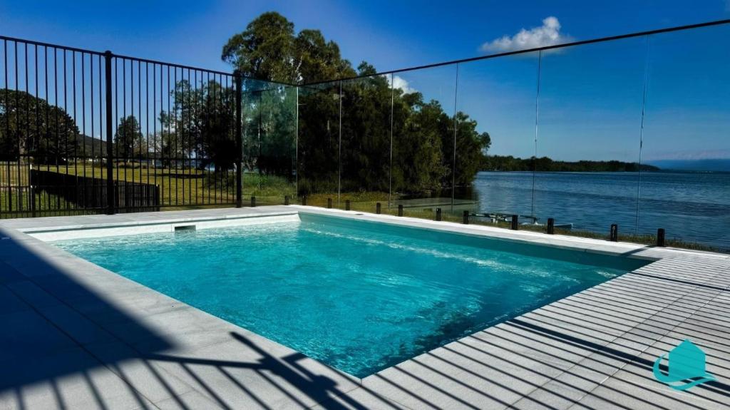 The Black Swan Lakehouse - waterfront pool, Swansea (updated prices 2025)