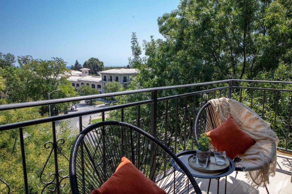 Top Location Miraj Deluxe Two-Bedroom Suite, Saints Constantine and ...