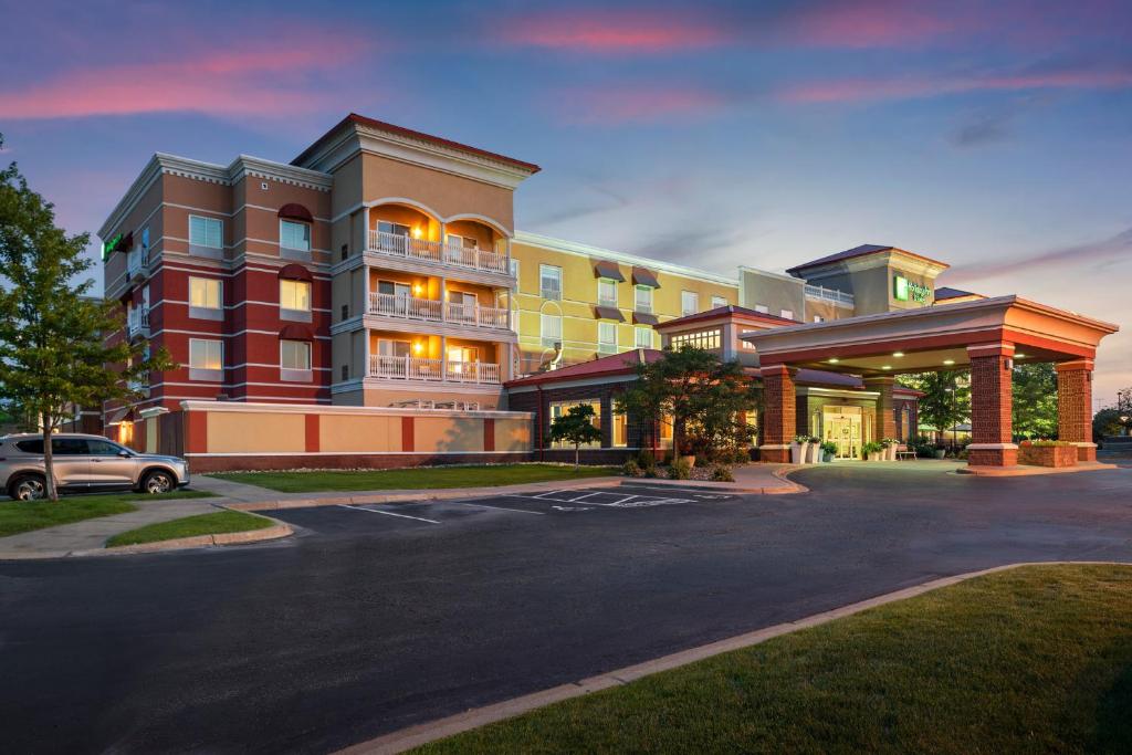Holiday Inn Hotel & Suites Maple Grove Northwest Minneapolis-Arbor ...