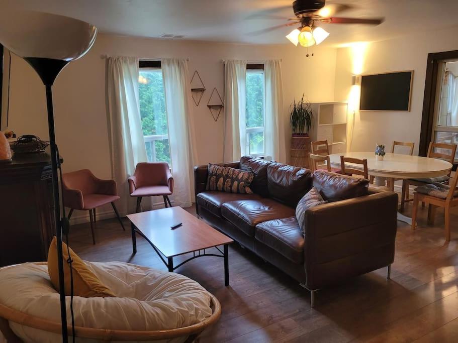 Cozy Farmhouse 10 Minutes From The Beach!, Simcoe (updated prices 2025)