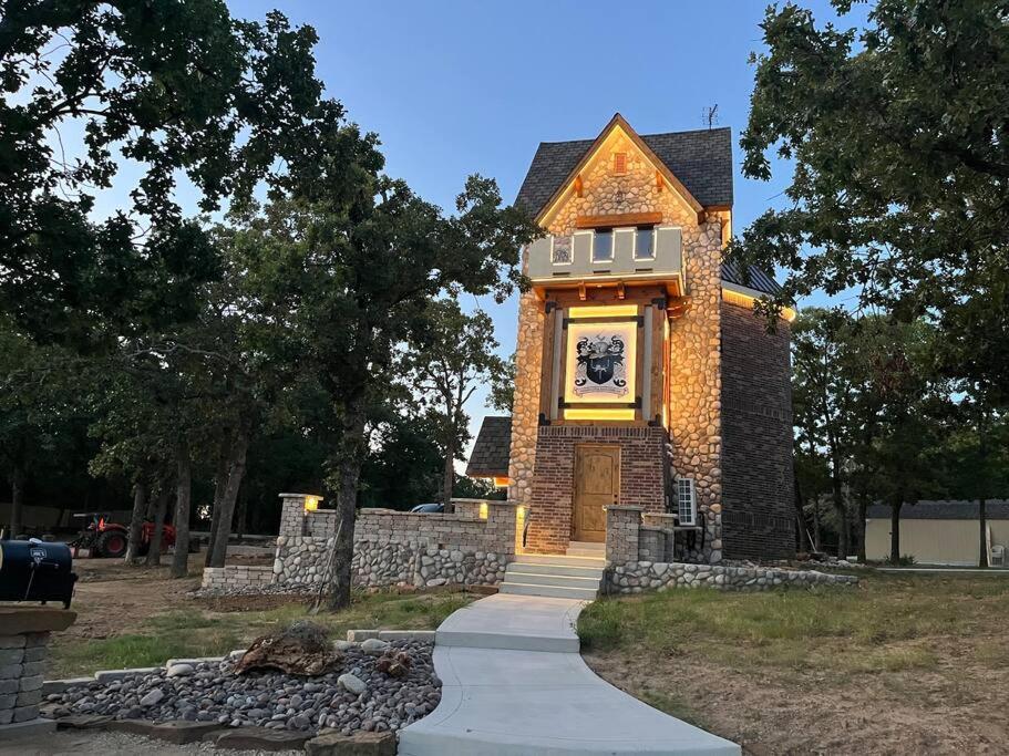 Unique Castle on the Lake, Skiatook (updated prices 2026)