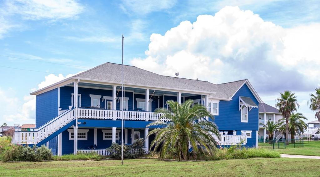 YoHo Hideout home, Crystal Beach (updated prices 2026)