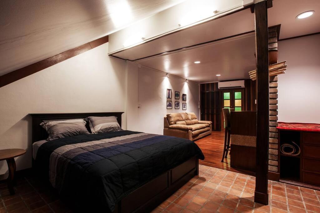 The Artist - Fong Lee CC Lampang Walking Street, Lampang (updated ...