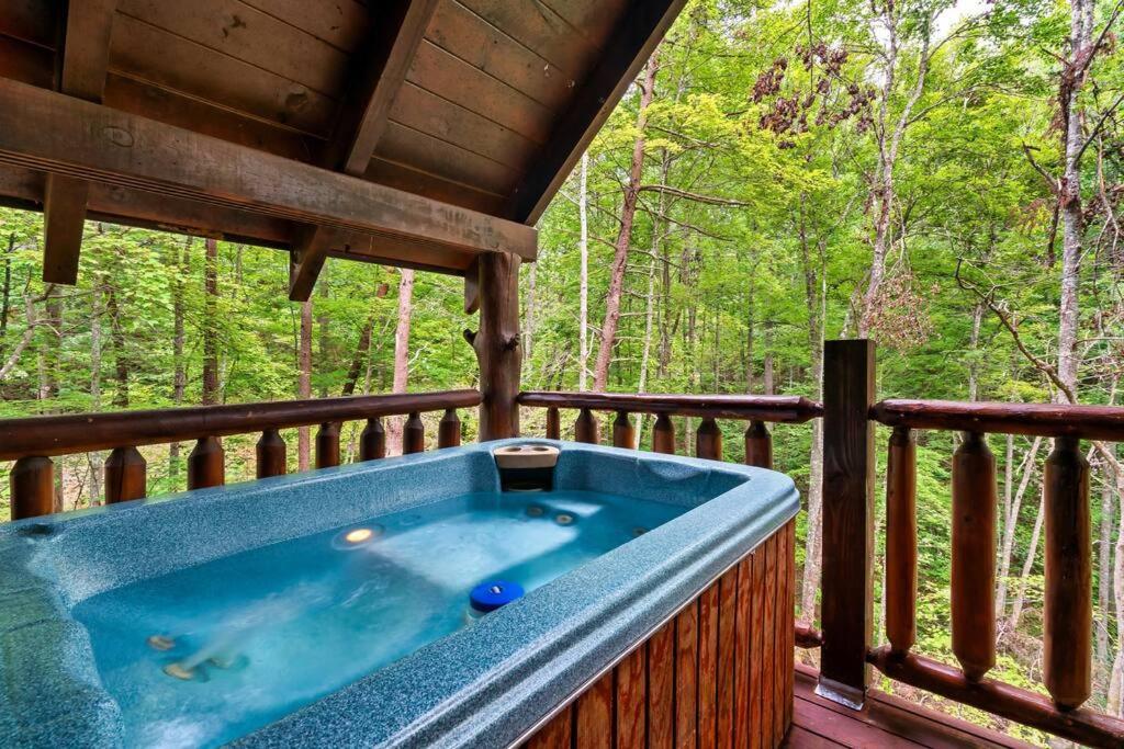 Studio Log Cabin - hot tub, fireplace, views, private!, Pigeon Forge ...