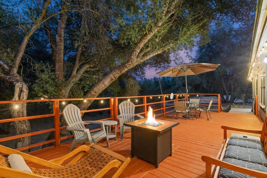 HIlltop Oasis with games, hot tub, Fire-pit, Deck, Views, Oakhurst (updated prices 2024)