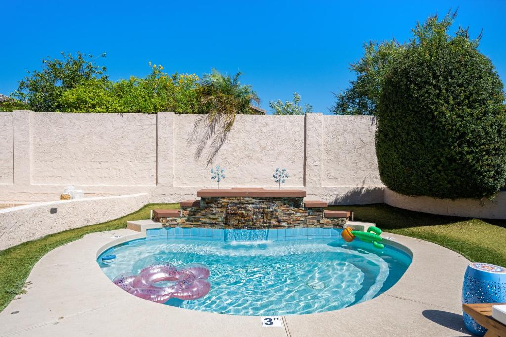 Chic Desert Retreat - Lush Spa Pool - Mini Golf, Phoenix (updated ...