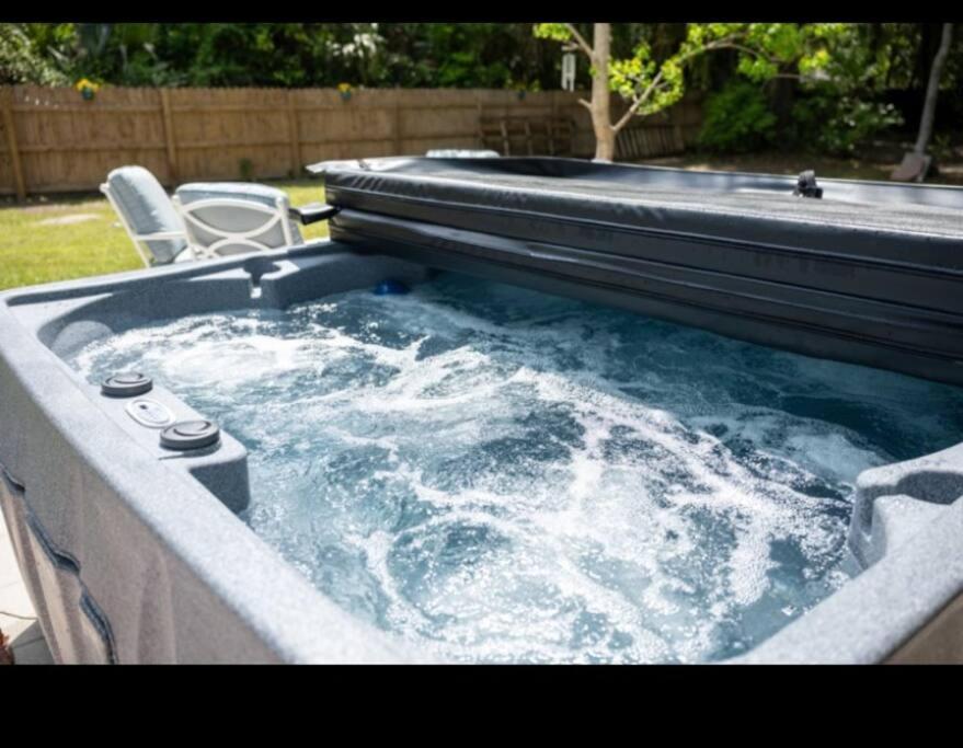 Jacuzzi, Pool Table, Fire Pit, Ping Pong, close to downtown, 3 minutes ...