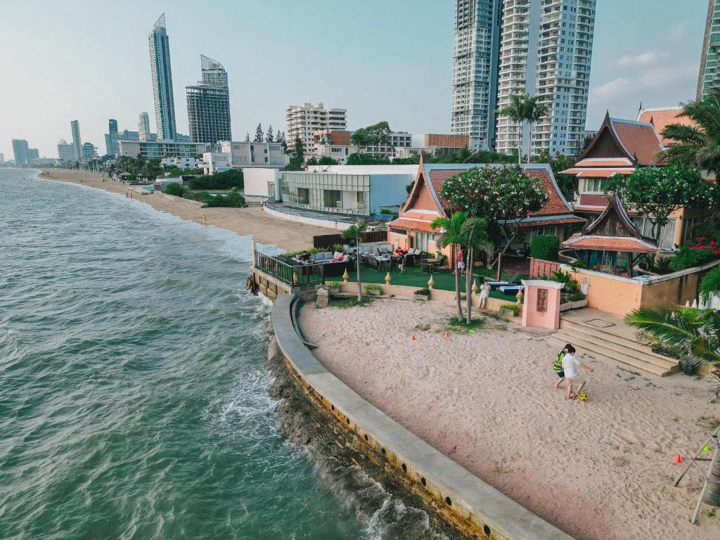 Beachfront Private Villa, Na Jomtien (updated prices 2025)