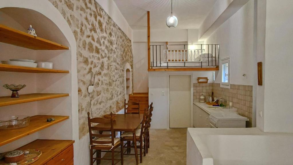 Στούντιο σε πέτρινο σπίτι, κοντά σε παραλία, Kyparissia (updated prices ...