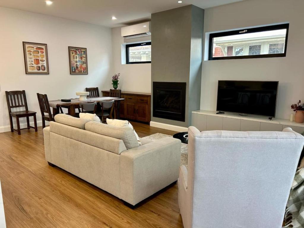 Modern Home - gr8 4 groups, Melbourne (updated prices 2025)