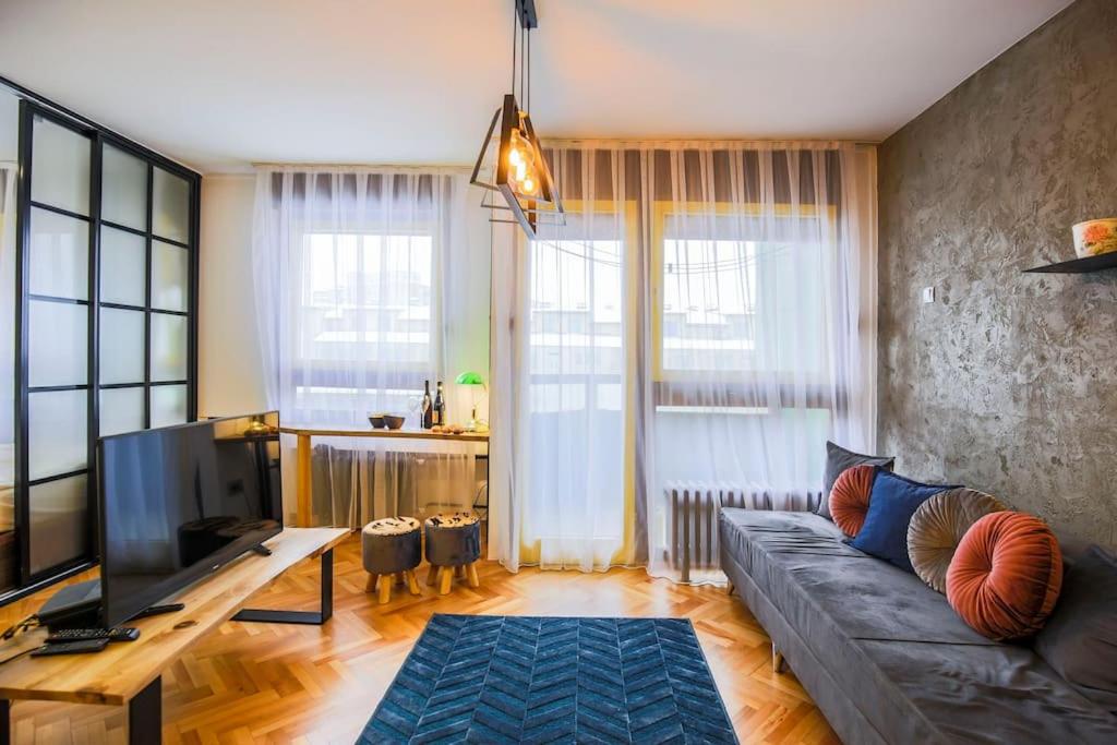 Yellow Studio Apartment, Pristina (updated prices 2025)