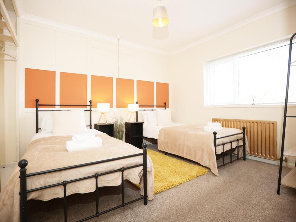 Cowbridge House, contractor accommodation, free parking, sleeps 6 ...