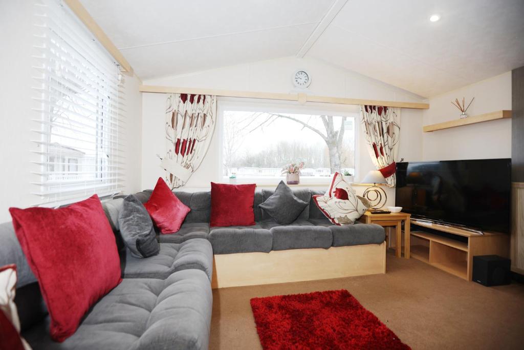 Stunning ST1 Lodge at Hoburne Cotswold, Breathtaking Views Over Mallard ...