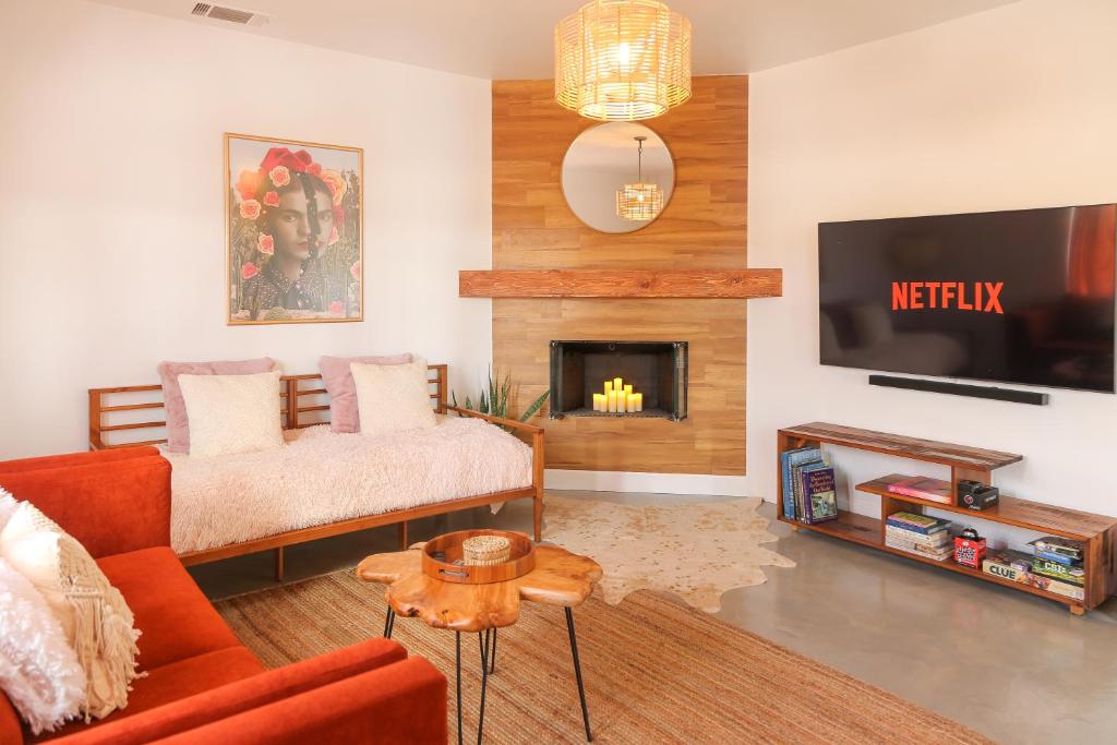 NEW Desert Dream Hot Tub, Yoga, Ping Pong, Fire Pit, Joshua Tree ...