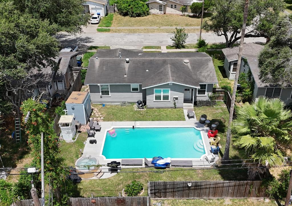 Pool Home with EV charger. No fee early check in!, Corpus Christi (updated prices 2025)